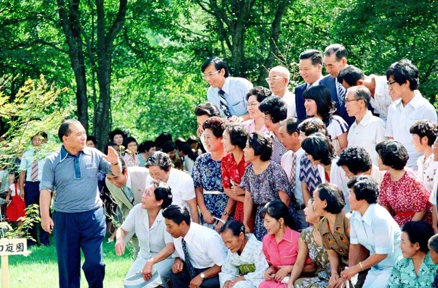 「21世紀への新しい出発をしましょう！」――1979年8月26日、池田先生は長野全県から集まった約3000人のメンバーとの記念撮影に臨み、新たな師弟の絆を結んだ（長野研修道場で）  　