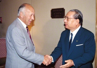 池田先生がノーマン・カズンズ博士と再会（1990年2月23日、アメリカ・ロサンゼルスで）