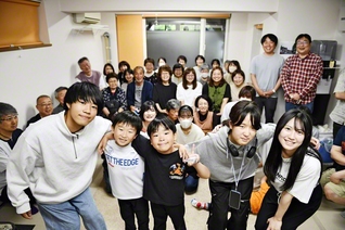 仲の良い未来部員。この日の座談会は○×クイズ、ディスカッションなどで盛り上がった（6月22日、札幌市清田区内で）